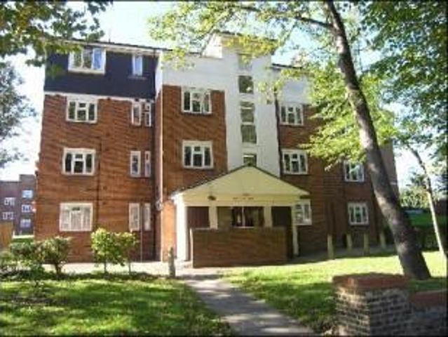 Berwick House, The Grange, London, N2 2 bed flat to rent £1,700 pcm £392 pw