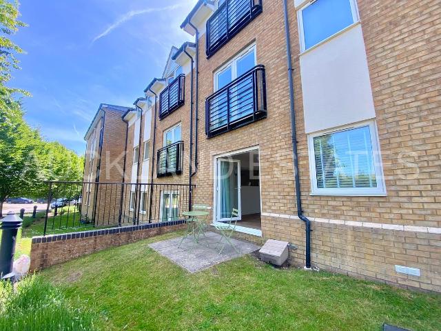 Berwick Place, Welwyn Garden City AL7, 2 bed flat to rent, £1,500 pcm | PrimeLocation