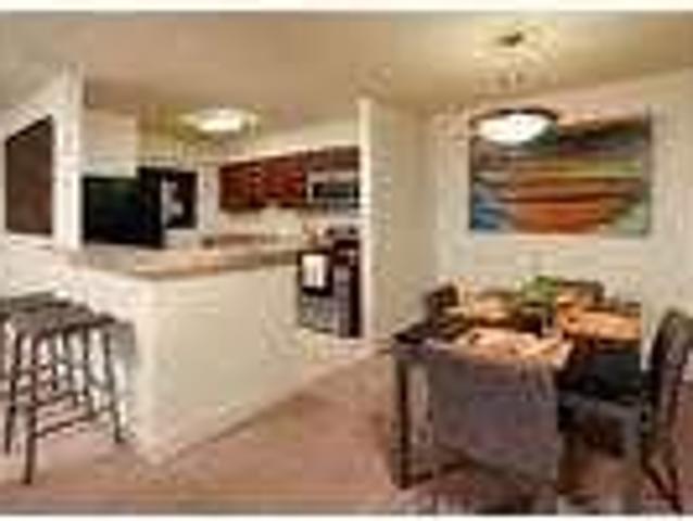 Berwyn \ $995/mo convenient location. Single Car Garage!