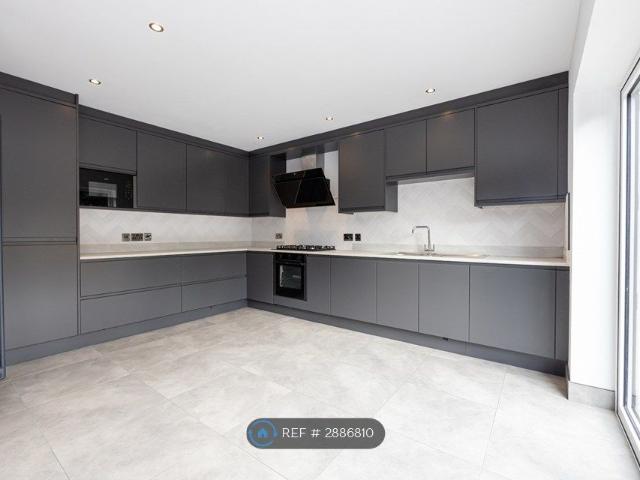 Beresford Crescent, Newcastle Under Lyme ST5, 5 bed semi detached house to rent, £2,950 pcm | PrimeLocation
