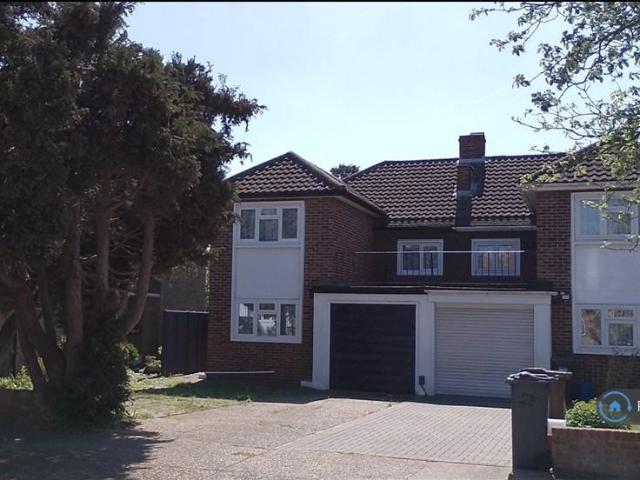 Beresford Gardens, Hounslow, TW4 3 bed semi detached house to rent £2,275 pcm £525 pw