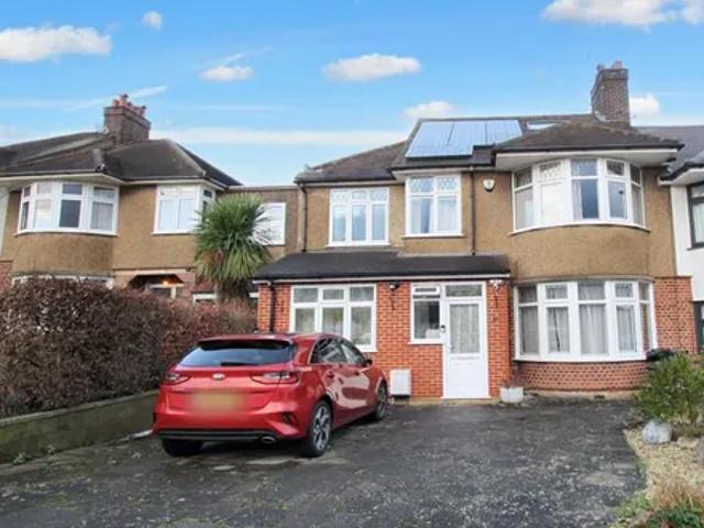Beresford Drive, London, IG8 0JH, United Kingdom | 4 bed duplex for rent #138931659 | Rentberry