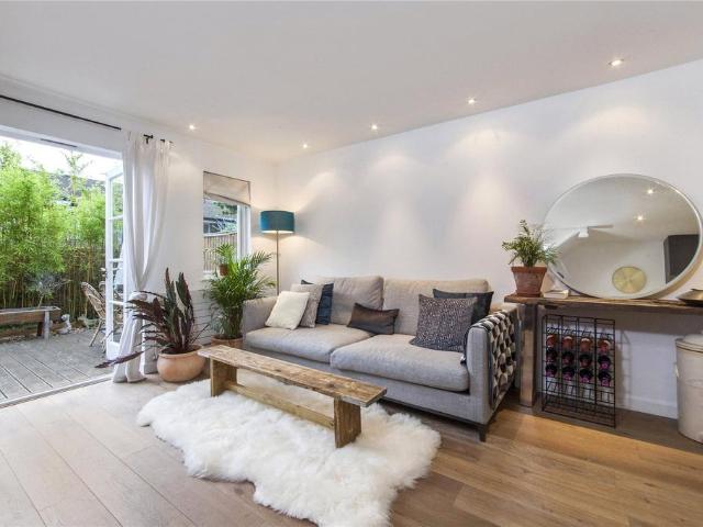 Bergholt Mews, Camden, London, NW1 2 bed mews to rent £3,950 pcm £912 pw