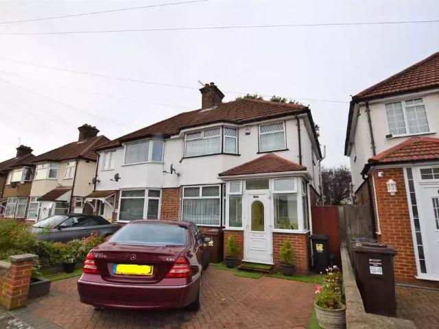 Berkeley Waye, Hounslow TW5 3 bed semi detached house to rent £2,600 pcm £600 pw
