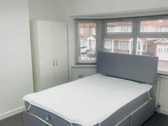 Berkeley Waye, Hounslow TW5, Room to rent, £950 pcm | PrimeLocation