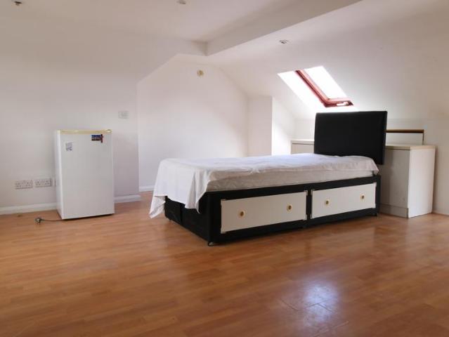 Berkeley Avenue, Cranford TW4 4 bed semi detached house to rent £2,800 pcm £646 pw