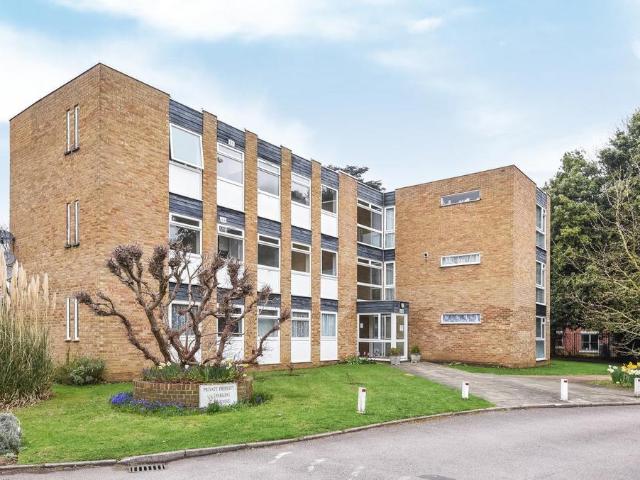 Berkeley Court, Weybridge, Surrey, KT13 2 bed flat to rent £1,450 pcm £335 pw