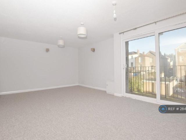 Berkeley Court, Bristol, BS7 2 bed flat to rent £1,550 pcm £358 pw