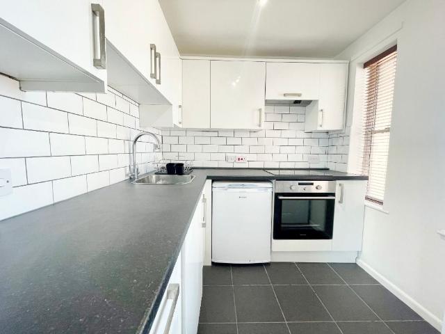 Berkeley Court, Cheltenham GL52, 1 bed flat to rent, £900 pcm | PrimeLocation