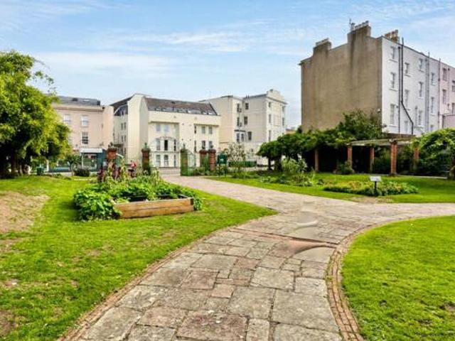Berkeley Court, High Street, 2 Bedroom Flat