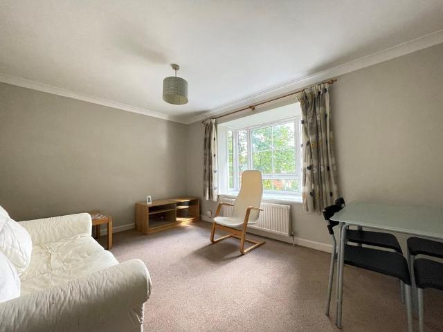 Berkeley Court, Kelso Street, Hyde. 2 bed flat to rent £1,050 pcm £242 pw