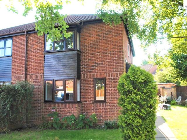 Berkeley Close, Abbots Langley, WD5 1 bed terraced house to rent £1,375 pcm £317 pw