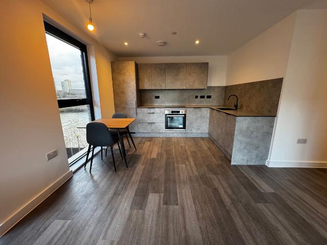 Berkeley Square Apartments, Salford M5, 2 bed flat to rent, £1,430 pcm | PrimeLocation