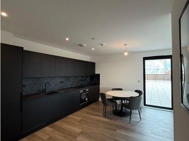 Berkeley Square, Salford M5, 3 bed flat to rent, £2,000 pcm | PrimeLocation
