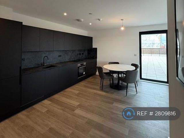 Berkeley Square, Salford, M5 3 bed penthouse to rent £2,000 pcm £462 pw