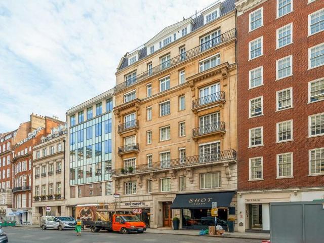 Berkeley Street, London W1J 2 bed flat to rent £4,500 pcm £1,038 pw