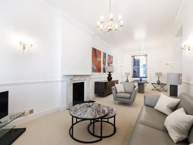 Berkeley Street, Mayfair, London 2 bed flat to rent £7,367 pcm £1,700 pw