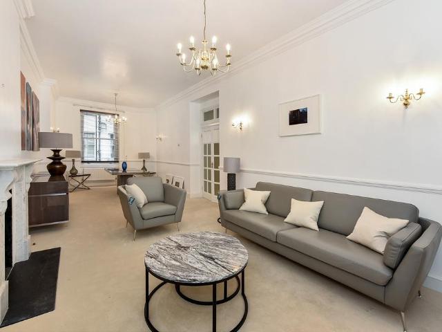 Berkeley Street, Mayfair, London, W1J 2 bed flat to rent £7,366 pcm £1,700 pw