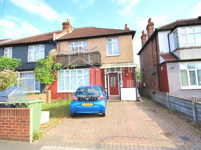 BERKHAMSTED AVENUE 2 bed flat to rent £1,850 pcm £427 pw