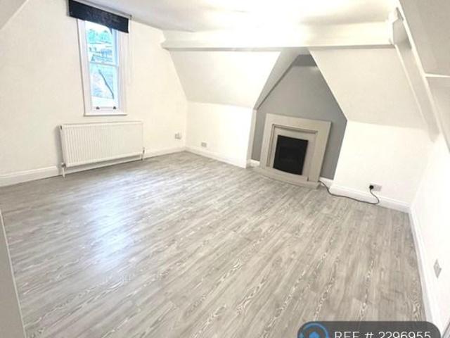 Berkhamsted High Street, Berkhamsted. 2 bed penthouse to rent £2,000 pcm £462 pw