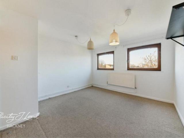Berkshire Road, London 2 bed apartment to rent £2,400 pcm £554 pw