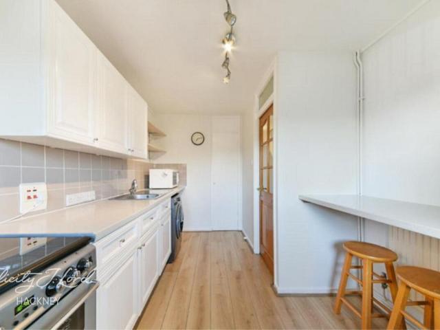 Berkshire Road, London 2 bed apartment to rent £2,350 pcm £542 pw