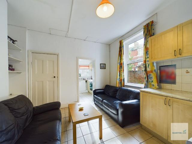 Berridge Road, Forest Fieds, Nottingham, Nottinghamshire NG7, Room to rent, £500 pcm | PrimeLocation