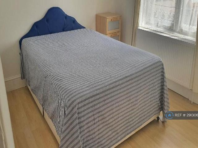 Berry Way, London, W5 3 bed semi detached house to rent £2,800 pcm £646 pw