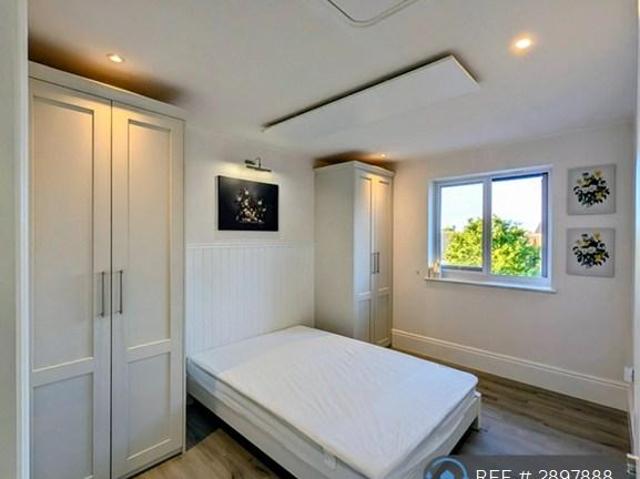 Berry Court, Hounslow, TW4 1 bed flat to rent £1,475 pcm £340 pw