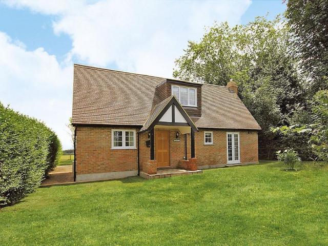 Berry Lane, Worplesdon, Guildford, GU3 3 bed cottage to rent £2,600 pcm £600 pw
