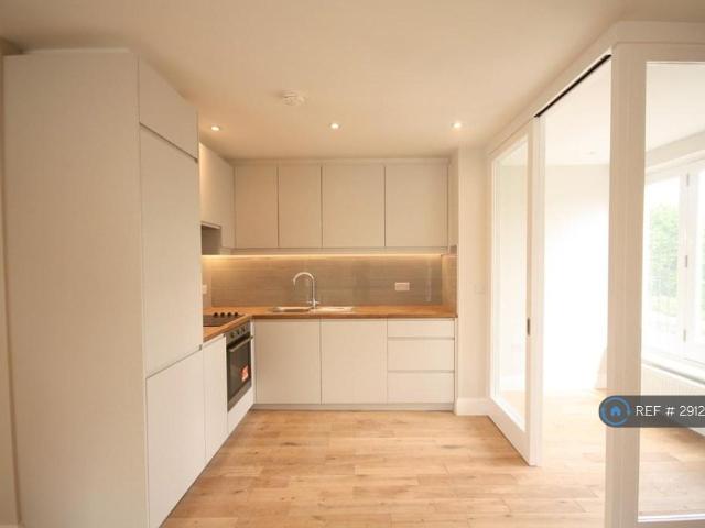 Berrymead Gardens, London, W3 1 bed flat to rent £1,995 pcm £460 pw