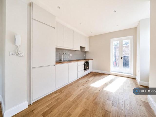 Berrymead Gardens, London, W3 2 bed flat to rent £2,625 pcm £606 pw