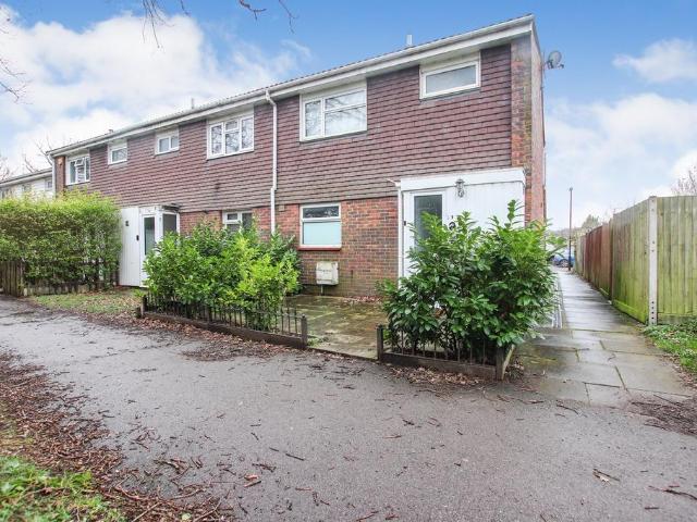 Berstead Walk, Crawley, RH11 4 bed end of terrace house to rent £2,400 pcm £554 pw