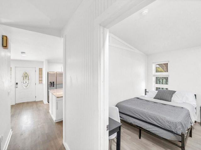 Best CoLiving in Sarasota All Inclusive Private Rooms • Utilities + Wi Fi + Parking Included • Furnished + Keyless Entry • Safe, Clean & Hosted by a Top Rated Host!