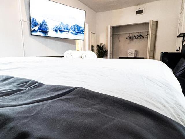 BEST LOCATION | Mini Fridge & Smart TV's in every room | Couples suite!