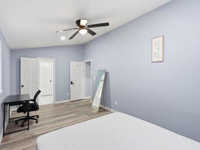 Best Value, Modern & Comfortable, High Speed Wifi, Free Washer & Dryer, Outdoor Patio Space in Backyard