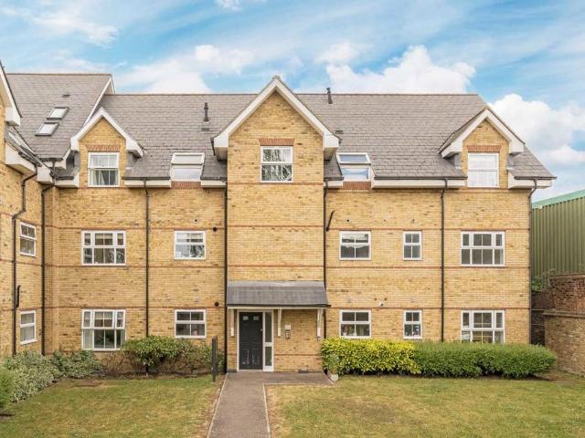 Besant Place, London SE22 2 bed flat to rent £2,300 pcm £531 pw