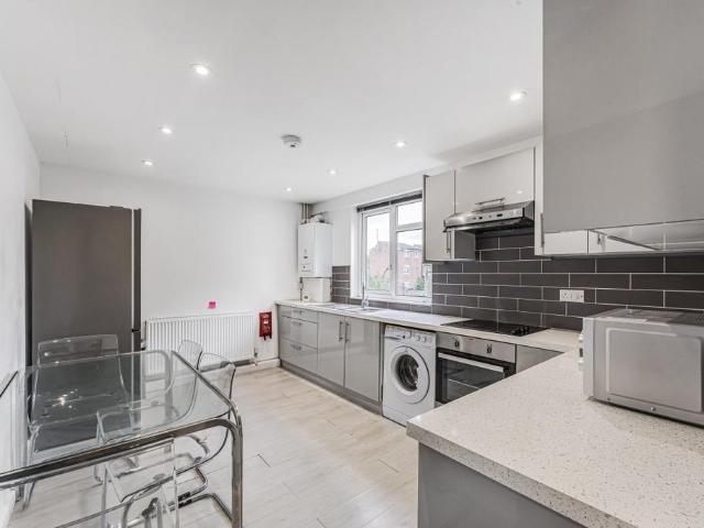 Besant Walk, Holloway 3 bed flat to rent £2,950 pcm £681 pw