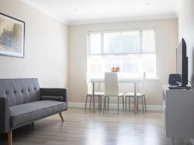 Bessborough Road, Putney Heath. 1 bed flat to rent £2,850 pcm £658 pw