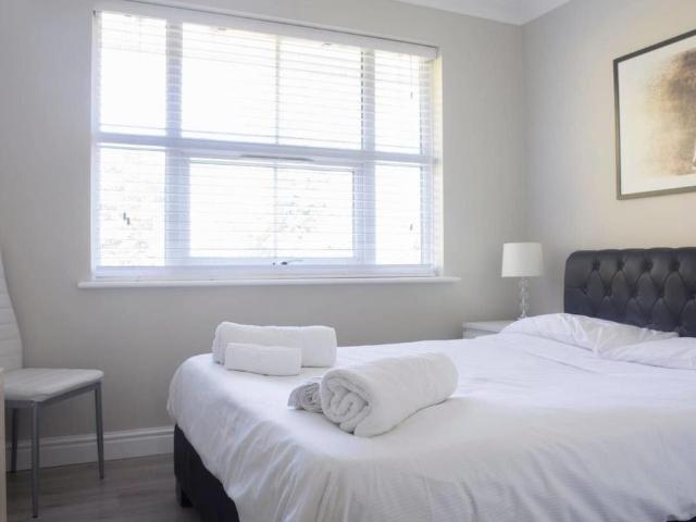 Bessborough Road, Putney Heath. 1 bed flat to rent £2,850 pcm £658 pw