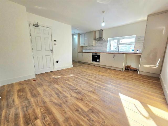 Betham Road, Greenford 2 bed apartment to rent £1,750 pcm £404 pw