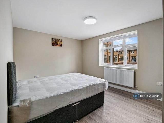 Bethnal Green Road, London, E2 2 bed flat to rent £2,150 pcm £496 pw