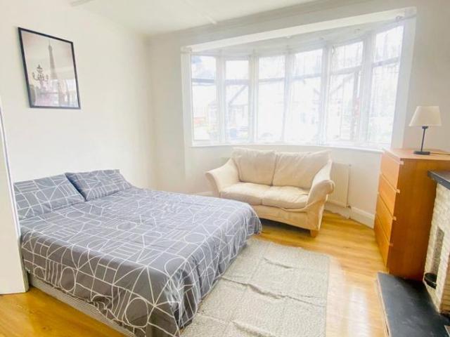 Betstyle Road, London N11, Room to rent, £910 pcm | PrimeLocation