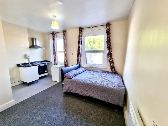 Beulah Road, Thornton Heath CR7, Studio to rent, £900 pcm | PrimeLocation