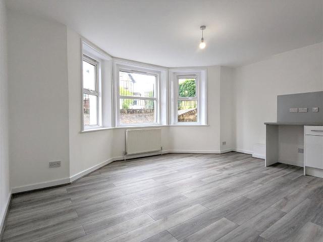 Beulah Road, Tunbridge Wells TN1, 2 bed flat to rent, £1,300 pcm | PrimeLocation