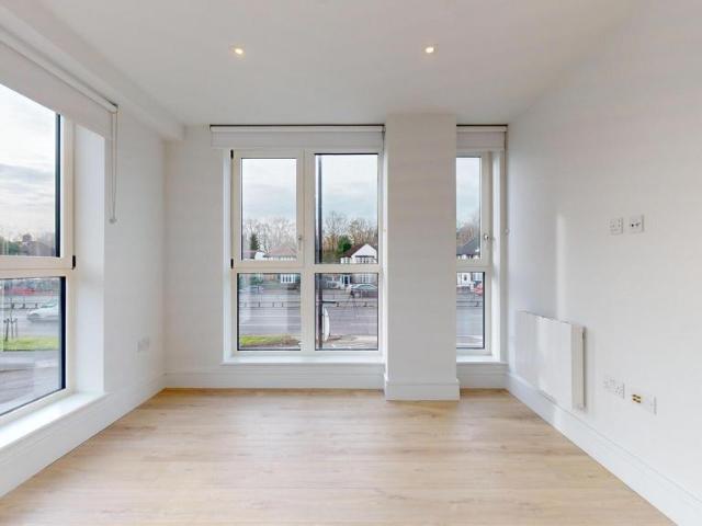 Beverley Way 2 bed flat to rent £2,275 pcm £525 pw