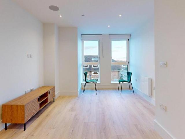 Beverley Way Studio to rent £1,595 pcm £368 pw
