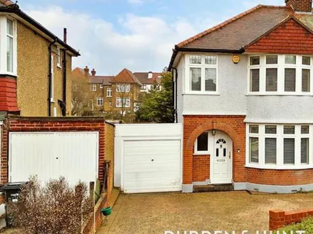 Beverley Crescent, London, IG8 9DD, United Kingdom | 3 bed duplex for rent #139543784 | Rentberry