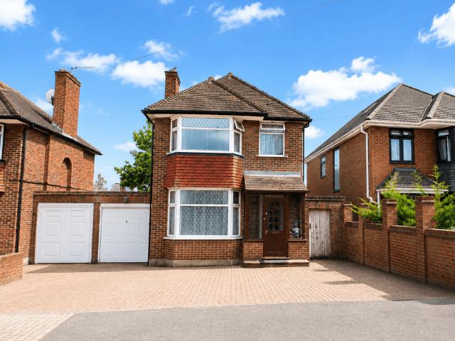 Beverley Drive, Edgware, Middlesex HA8 3 bed detached house to rent £2,600 pcm £600 pw