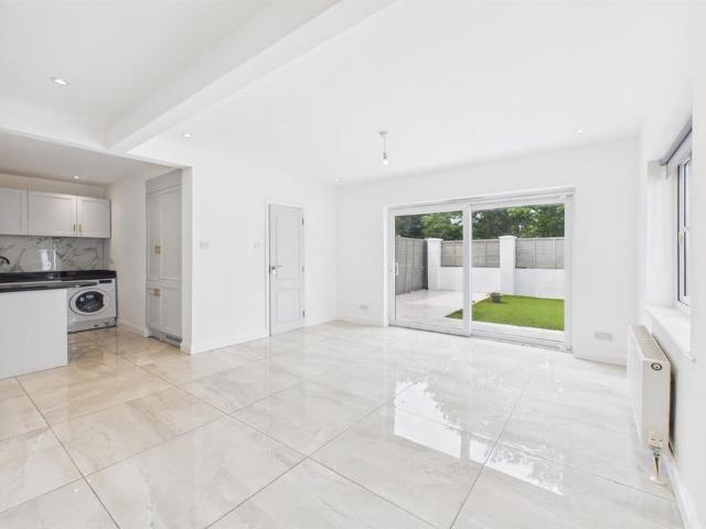 Beverley Gardens, Worcester Park, KT4 4 bed end of terrace house to rent £3,300 pcm £762 pw